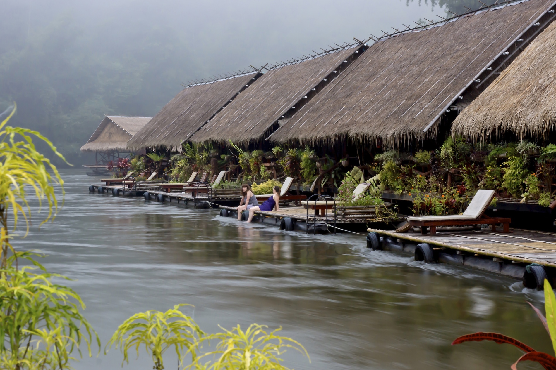 River Kwai Jungle Rafts - Se et flydende hotel - Bestil her